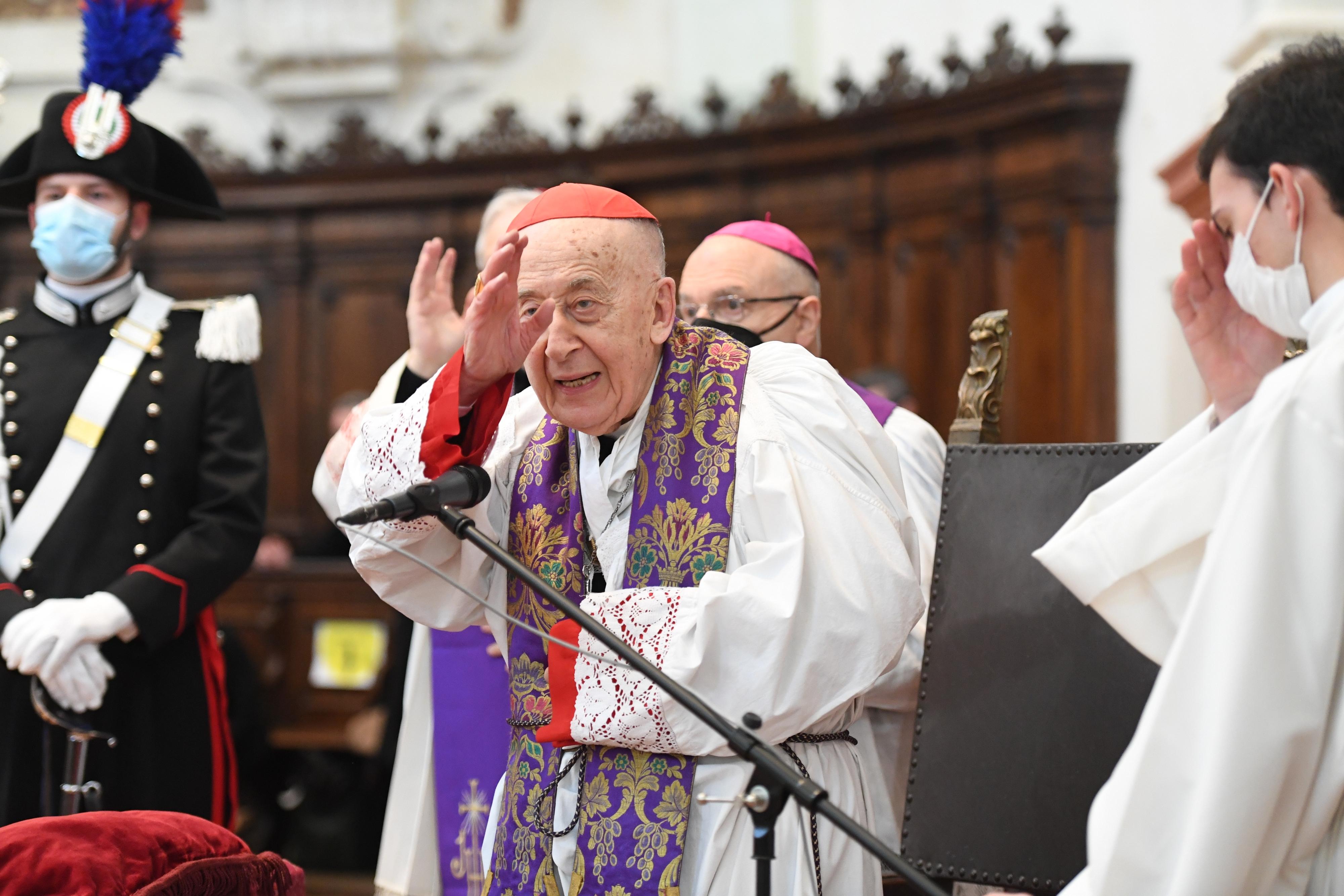 Il cardinale Camillo Ruini in condizioni critiche. “E’ curato a casa”