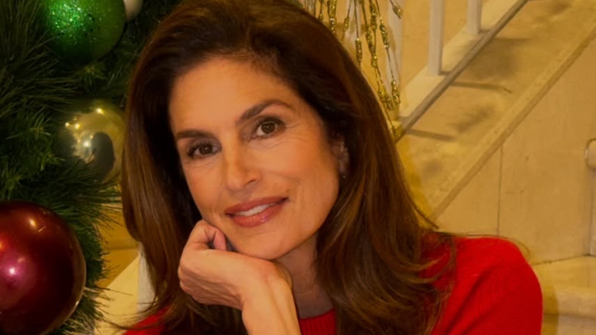 In a feathered dress, Cindy Crawford makes a spectacular return to the ...