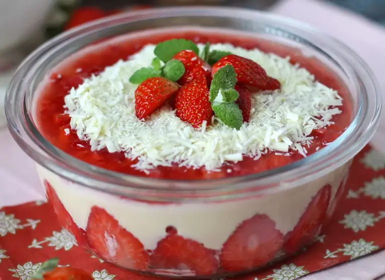 Pavê de morango, el postre brasileño de fresas y leche condensada que ...