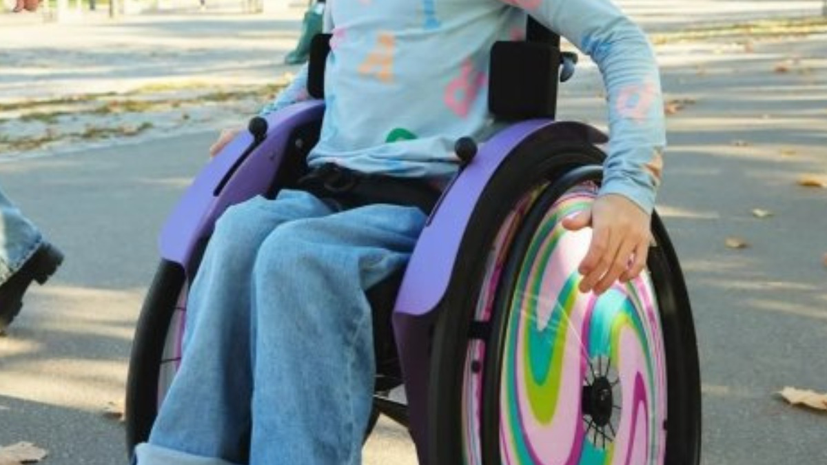 Caduta dalla sedia a rotelle a scuola, bimba di 8 anni muore il giorno ...