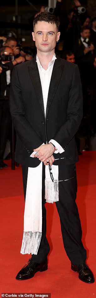 Alexa Chung shares a passionate red carpet kiss with Tom Sturridge at ...