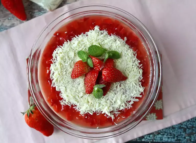 Pavê de morango, el postre brasileño de fresas y leche condensada que ...