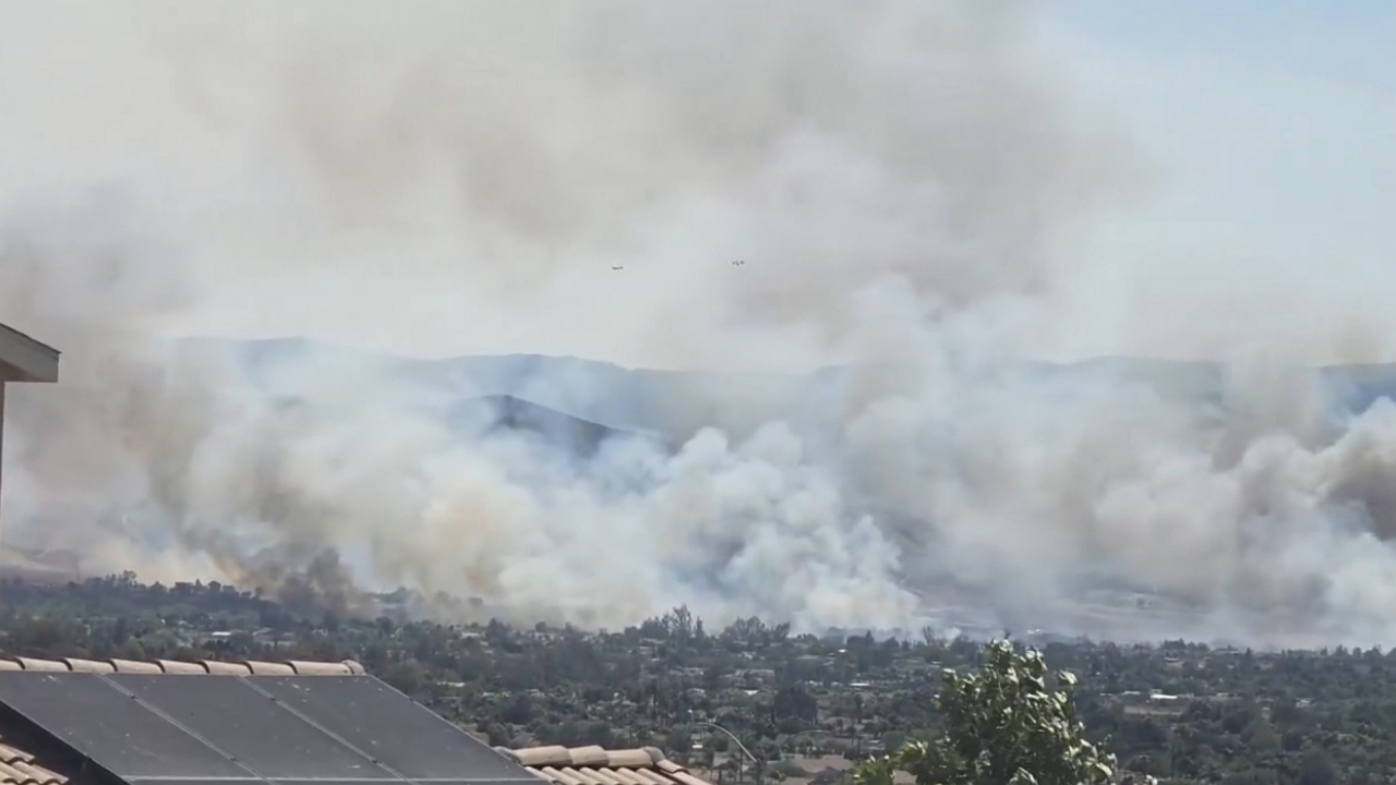 Bain fire spreads near residential area in Riverside, California, USA