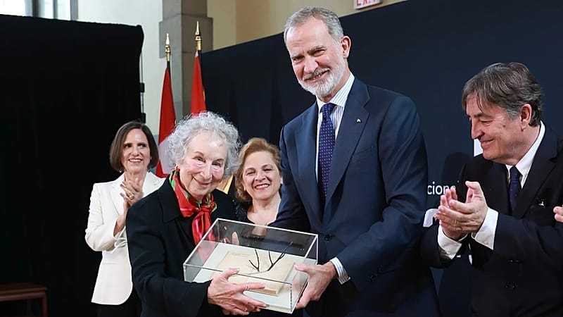 Felipe VI remet à Margaret Atwood à Toronto le prix Joan Margarit de ...