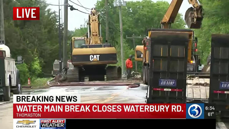 Workers repairing water main break in Thomaston