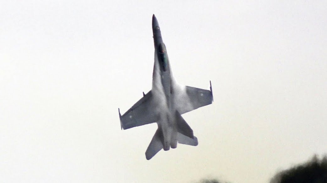 Watch this F-18 Hornet launch hard - then snap into a vertical pull-up