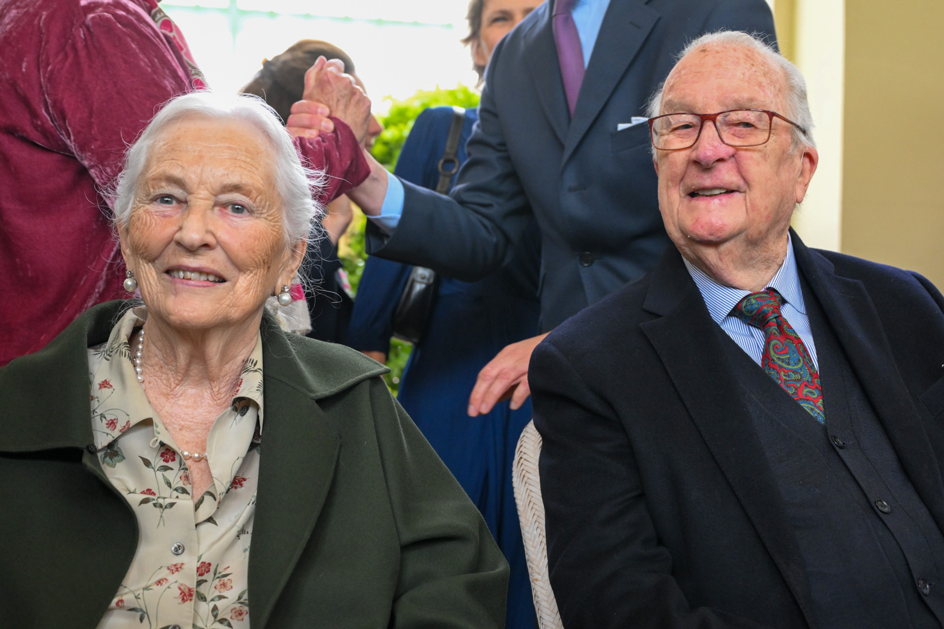 Koning Albert II charmeert door zijn vrouw Paola te kussen