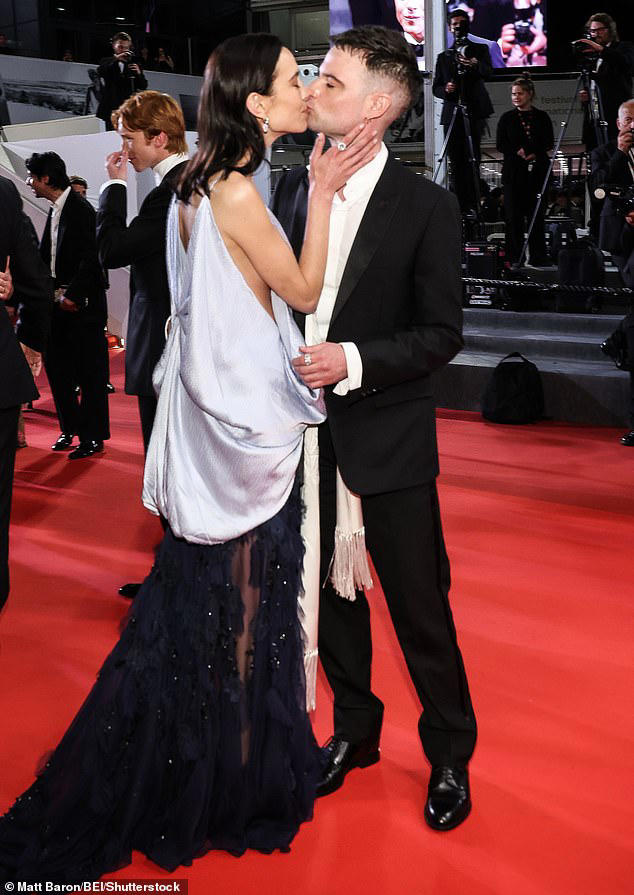 Alexa Chung shares a passionate red carpet kiss with Tom Sturridge at ...