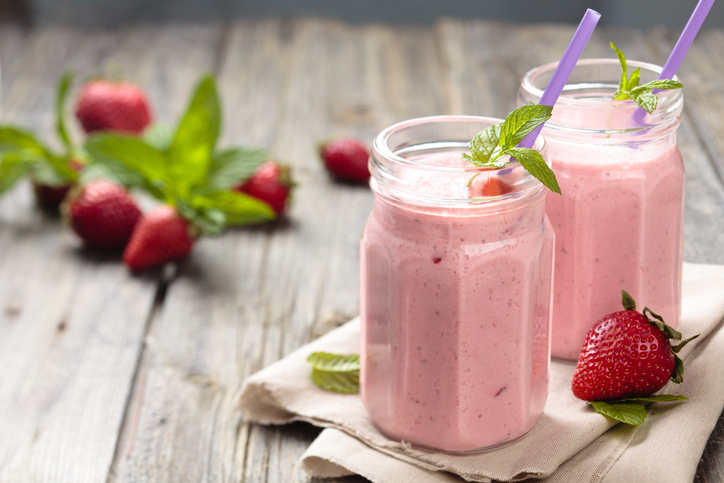 Cremiger Erdbeershake mit Milch, Joghurt und frischer Minze