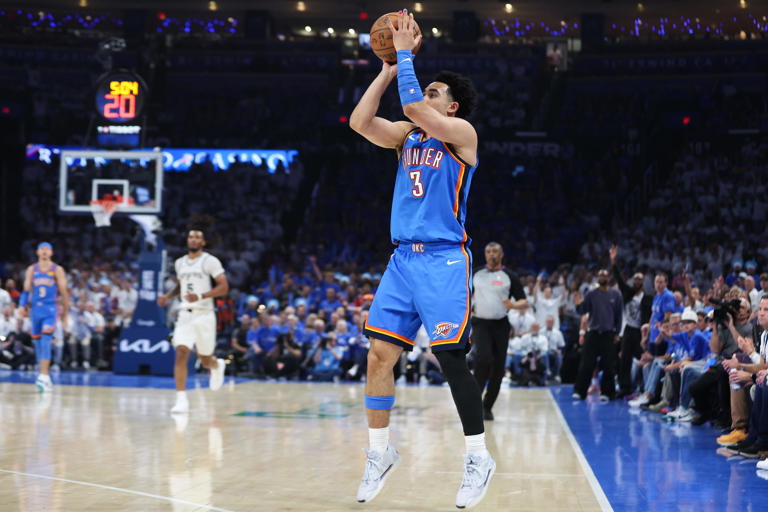 Photos: Best images from Thunder's 122-113 Game 2 win over Spurs