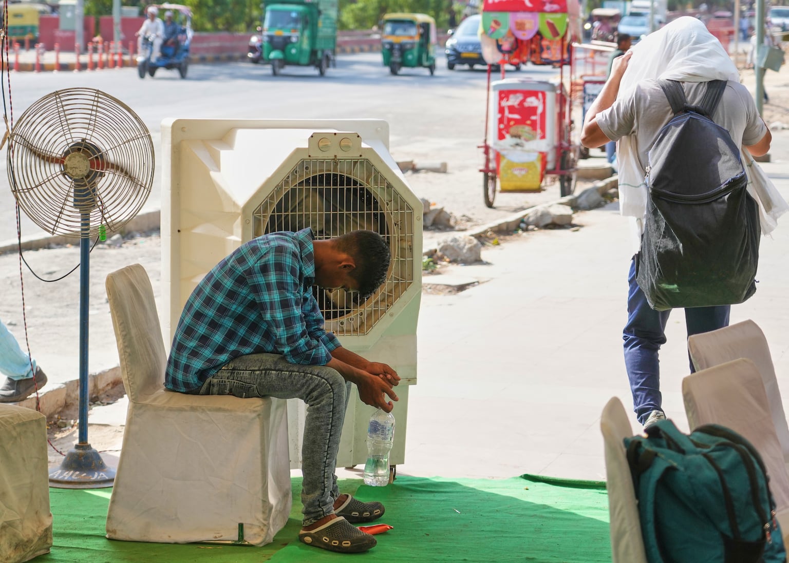 Heatwave empties roads and markets in India and farmers switch to night ...