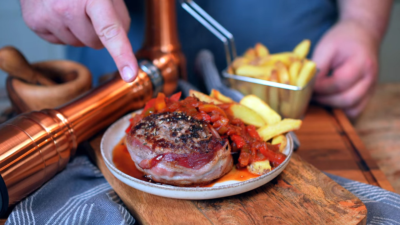 Hacksteaks mit Pusztasauce: So gelingt der Imbiss-Klassiker