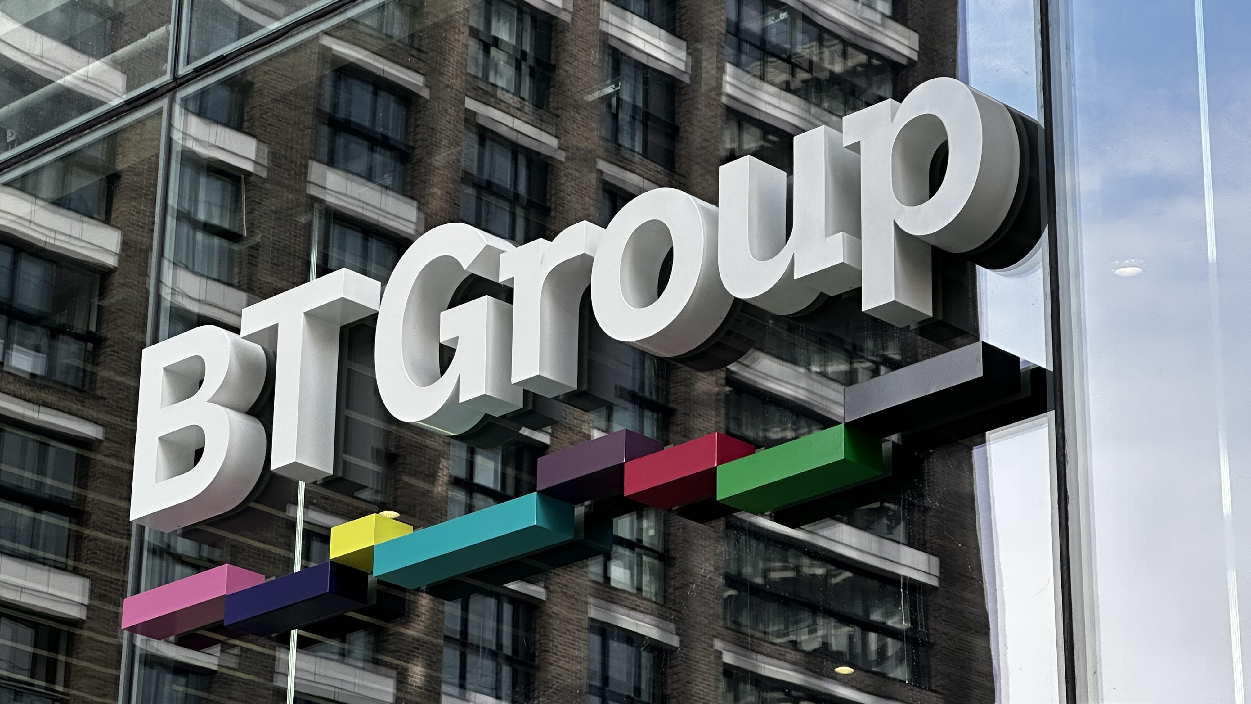 BT ramps up cost cutting as annual earnings flatline