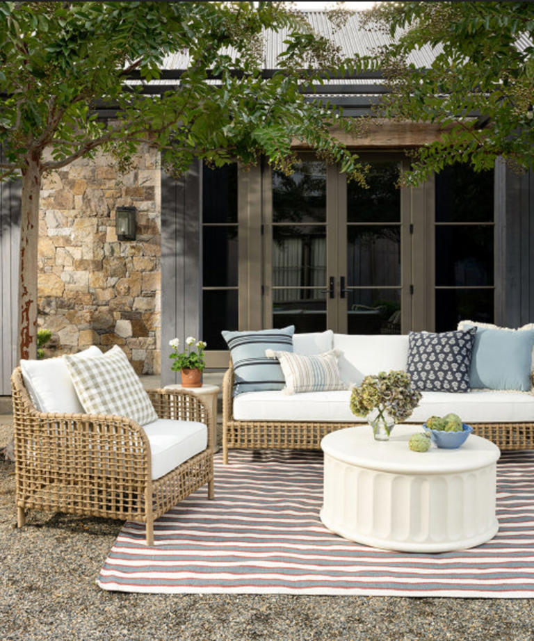 How to create a stylish outdoor living room that feels like an ...