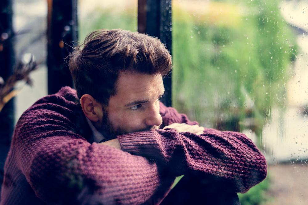 12 small signs someone secretly misses you (but won't say it)