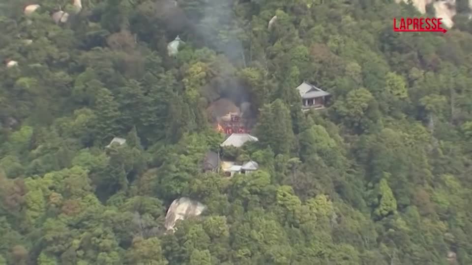 Giappone, tempio buddista distrutto da un incendio: ospitava la "fiamma ...