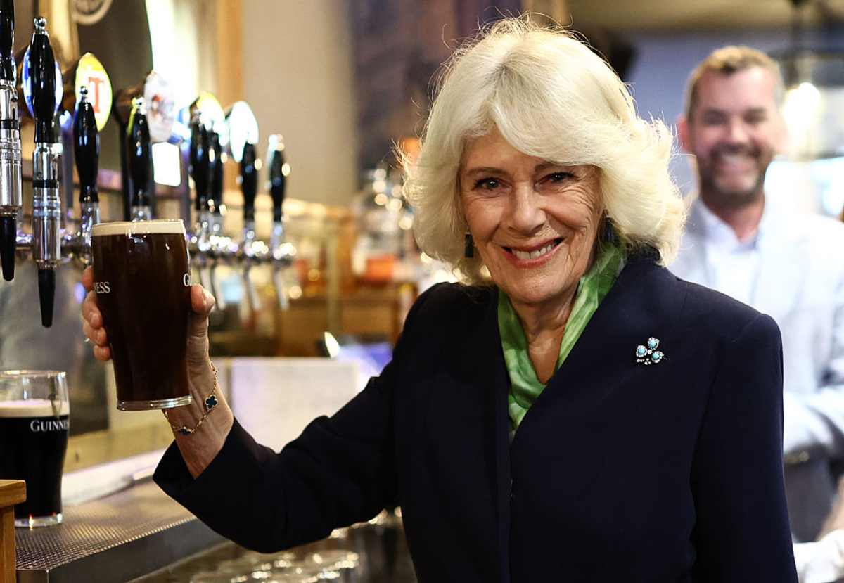 Queen Camilla’s reaction after smelling Irish whiskey leaves the crowd ...