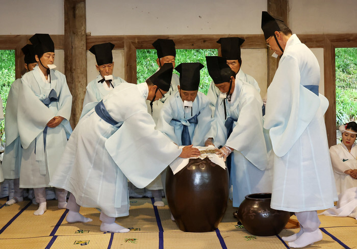 Sacred winemaking for Gangneung Dano Festival