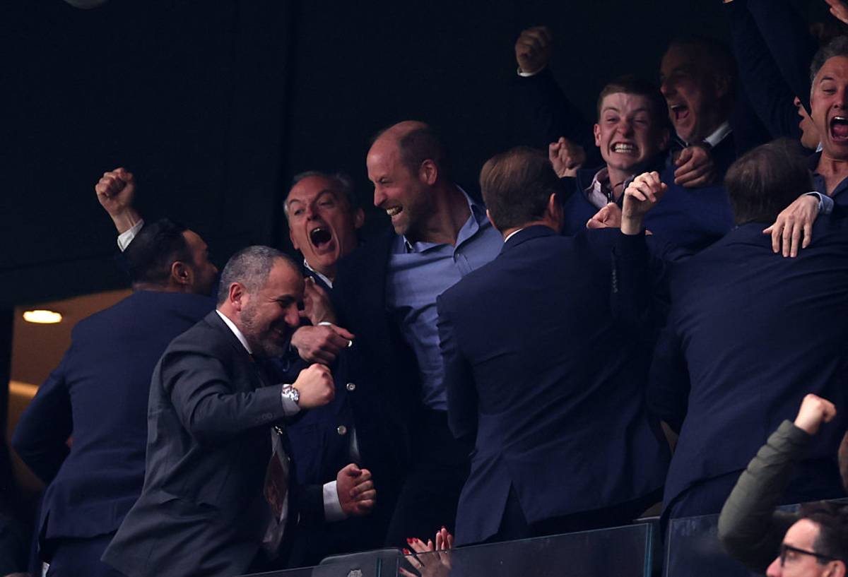 Prince William belts out Neil Diamond’s 'Sweet Caroline' as he cheers ...