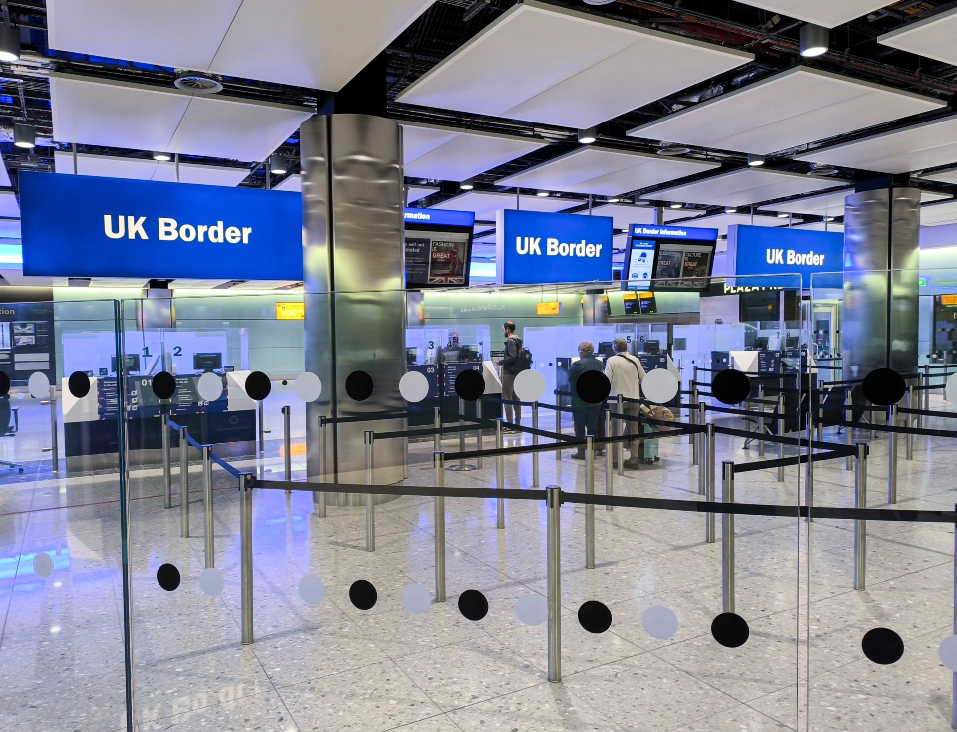 Net migration to UK plummets – but the public still thinks it’s going up