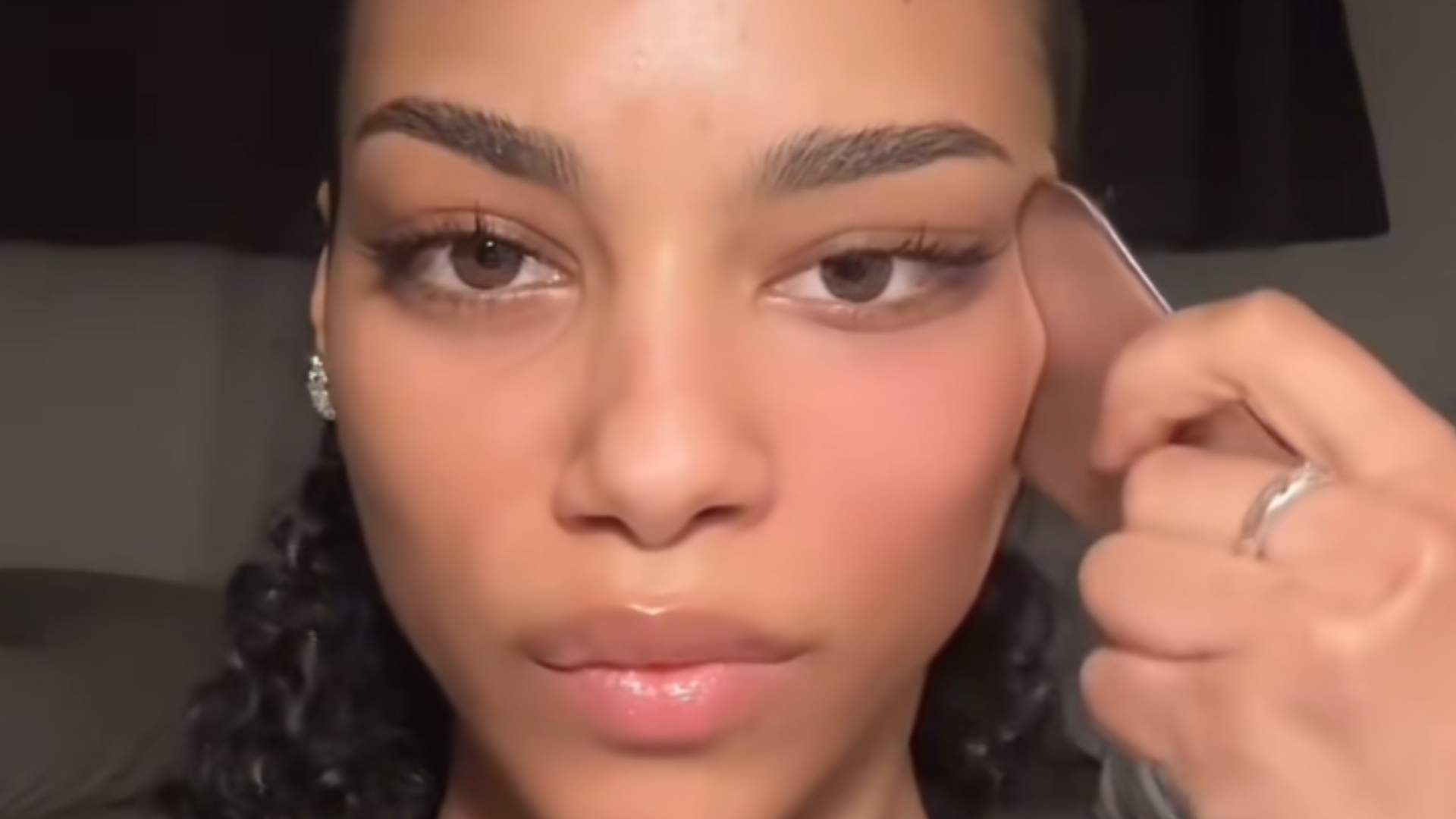 Women looksmaxxing, the beauty trend among young women that is causing ...