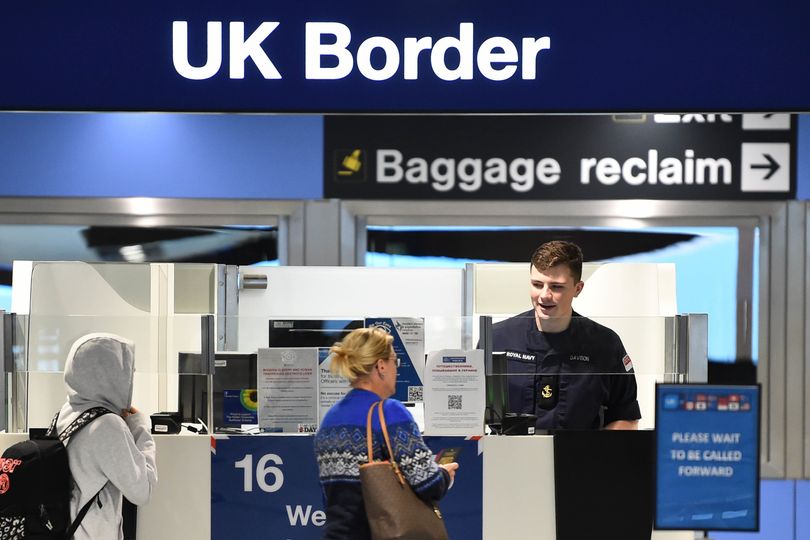 UK net migration drops to 171,000 - lowest since 2012