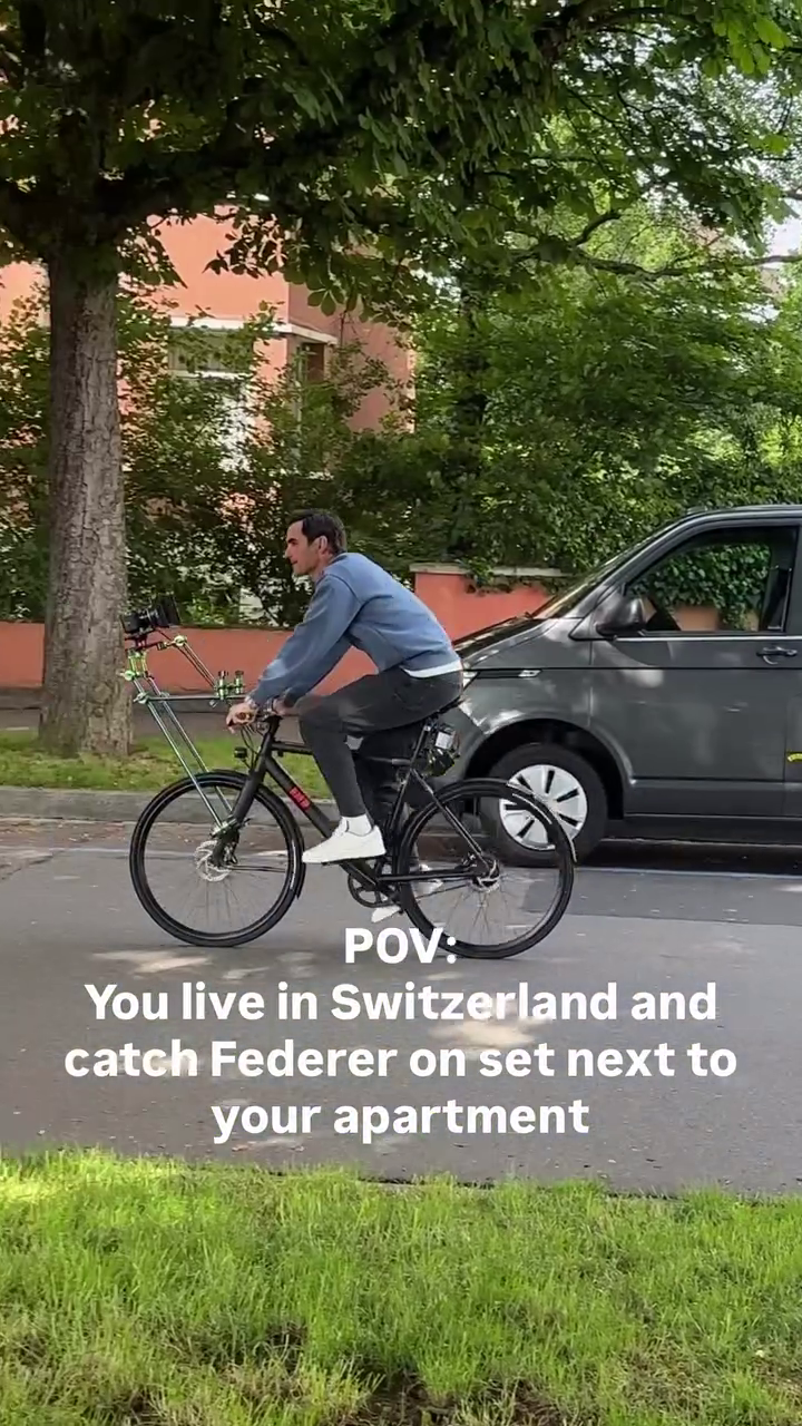 Bei seinem Morgenspaziergang fährt plötzlich Roger Federer vorbei
