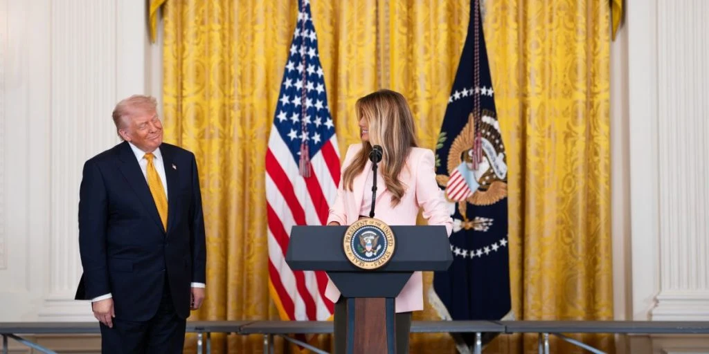 Läppläsare avkodar Trumps viskning till Melania: "Var det bra?"