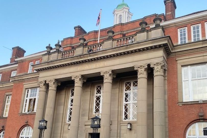 Councillors walk out of Nuneaton council meeting amid Reform UK change ...