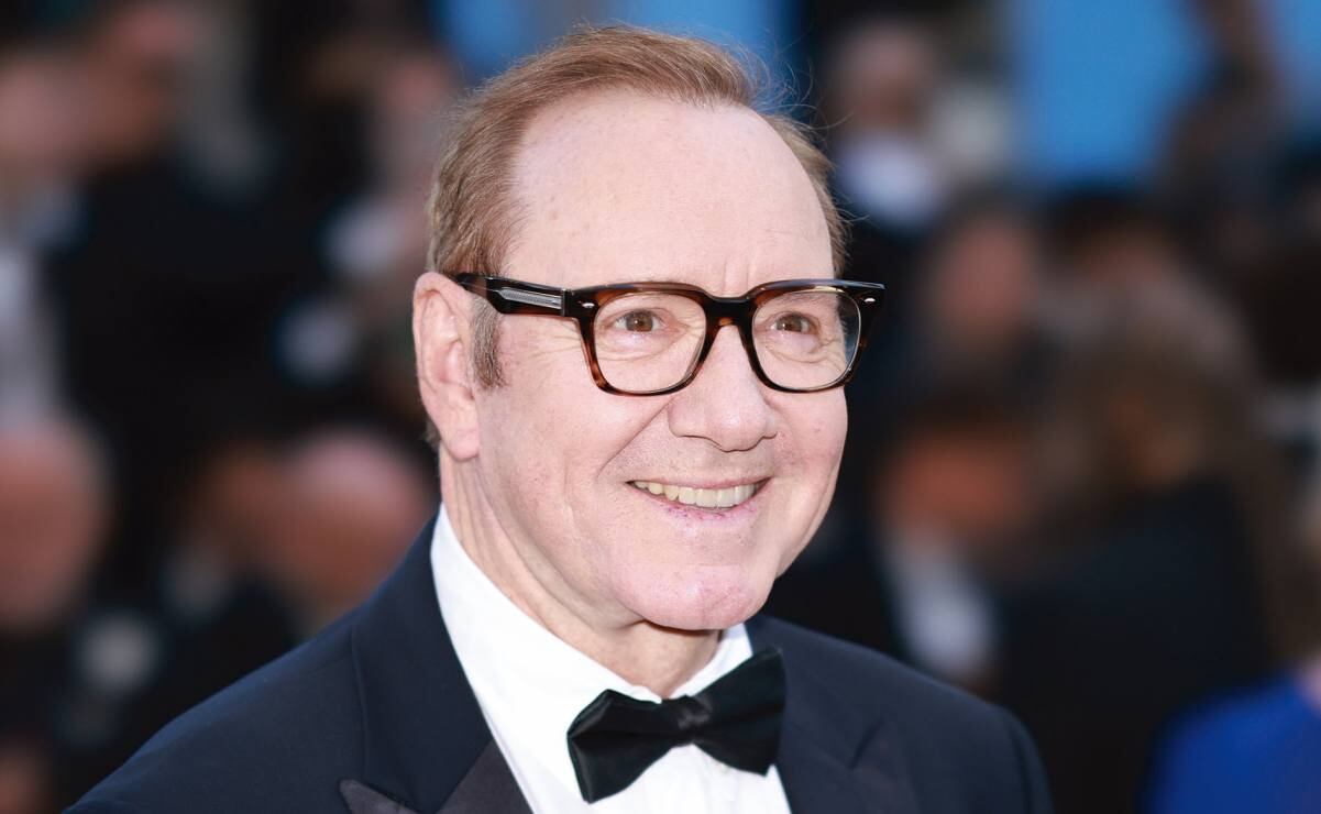 Kevin Spacey desfila en alfombra de Cannes