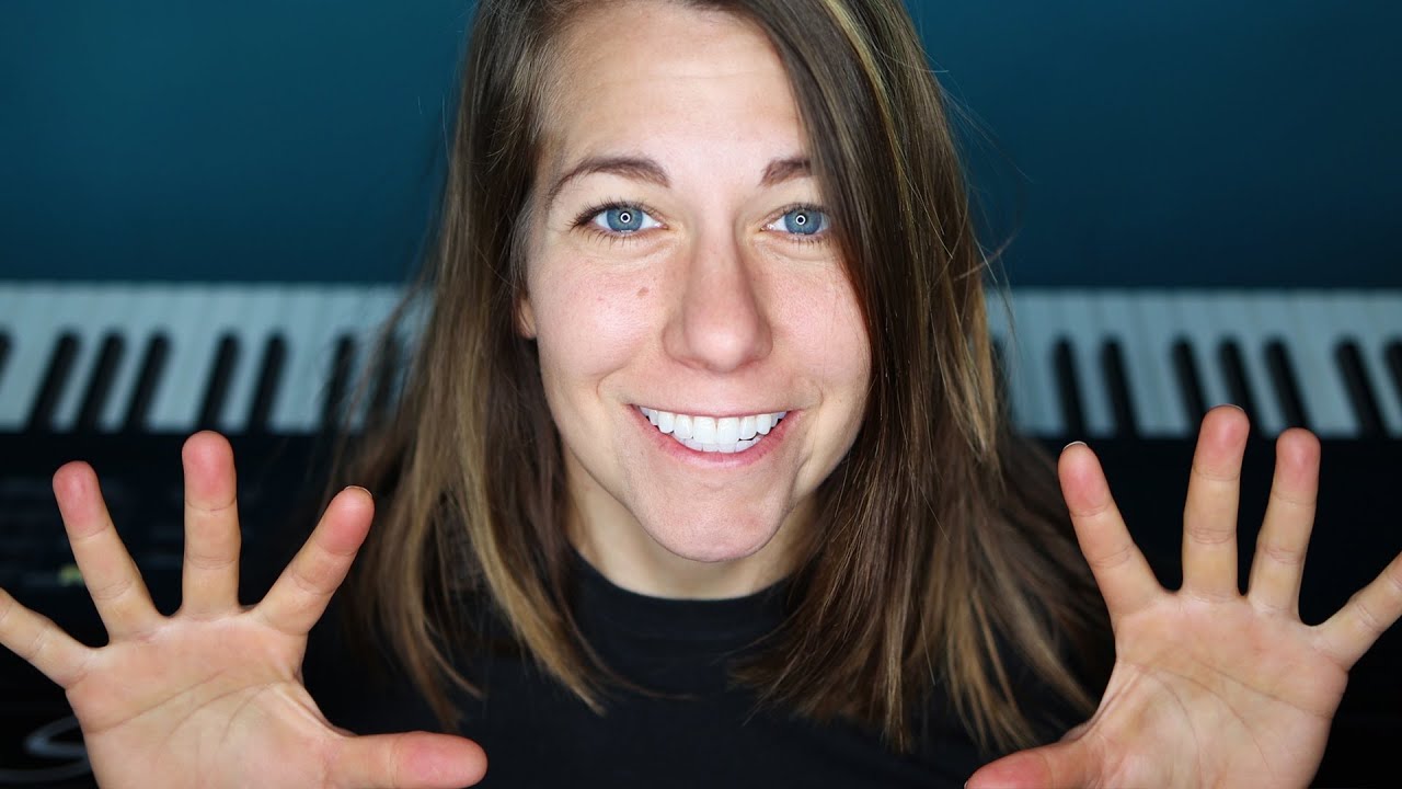 Ali Spagnola performed the biggest hit songs of the 2010s in one live ...