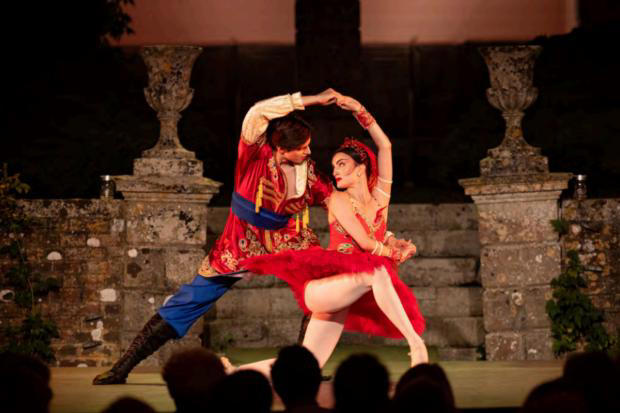World-class ballerinas to perform at Wiltshire country estate