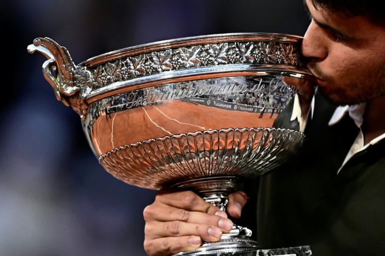 Do tennis players really only take 15 percent of Grand Slam revenues?