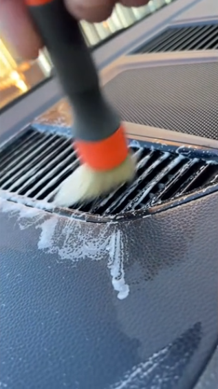 Elite Kleanz makes car detailing look mesmerizing