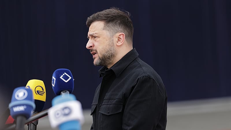 Großes Feuer: Ukraine greift russische Ölraffinerie mit ...
