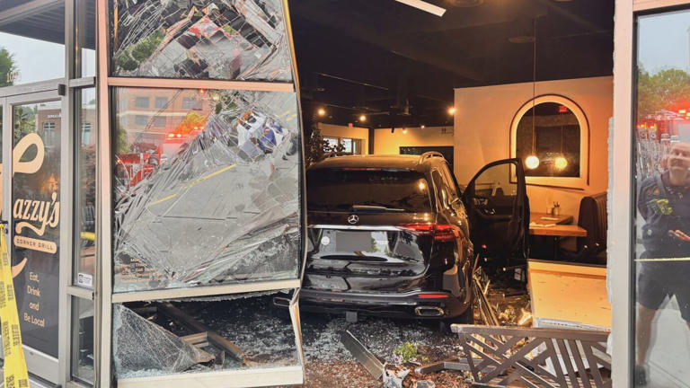 Car crashes into Knoxville restaurant, fire department says