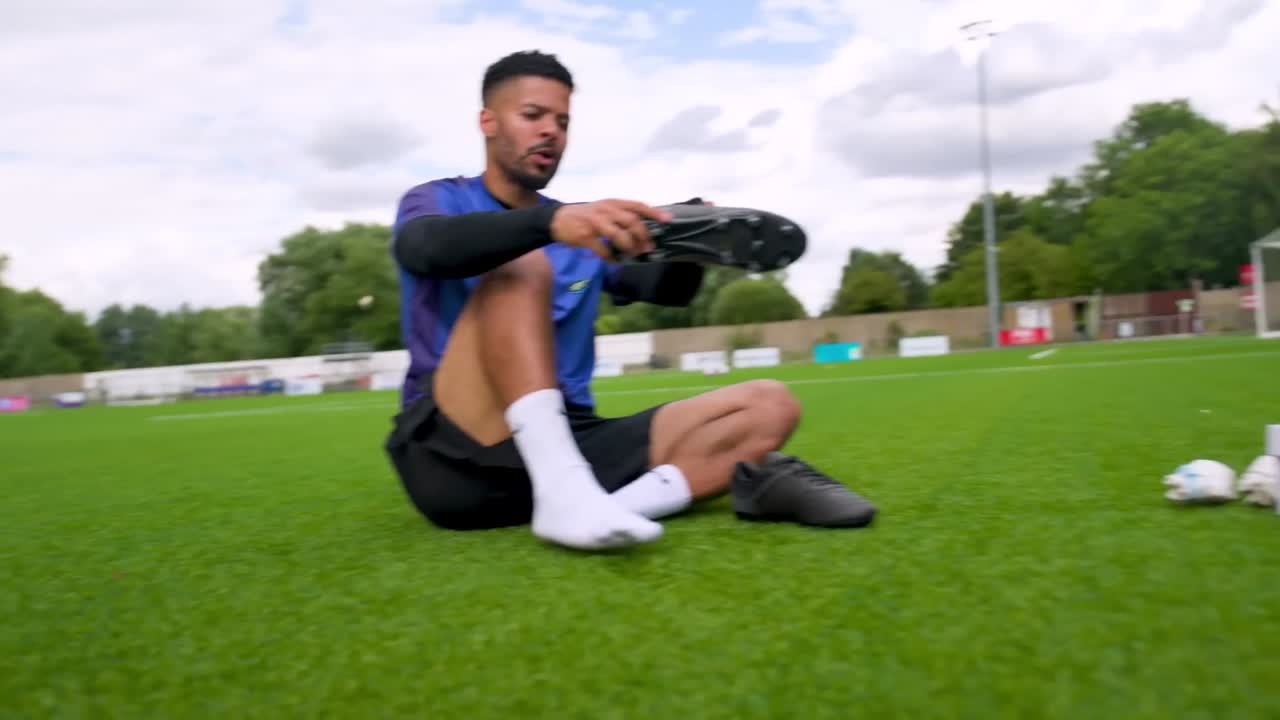Do cheap football boots deliver?