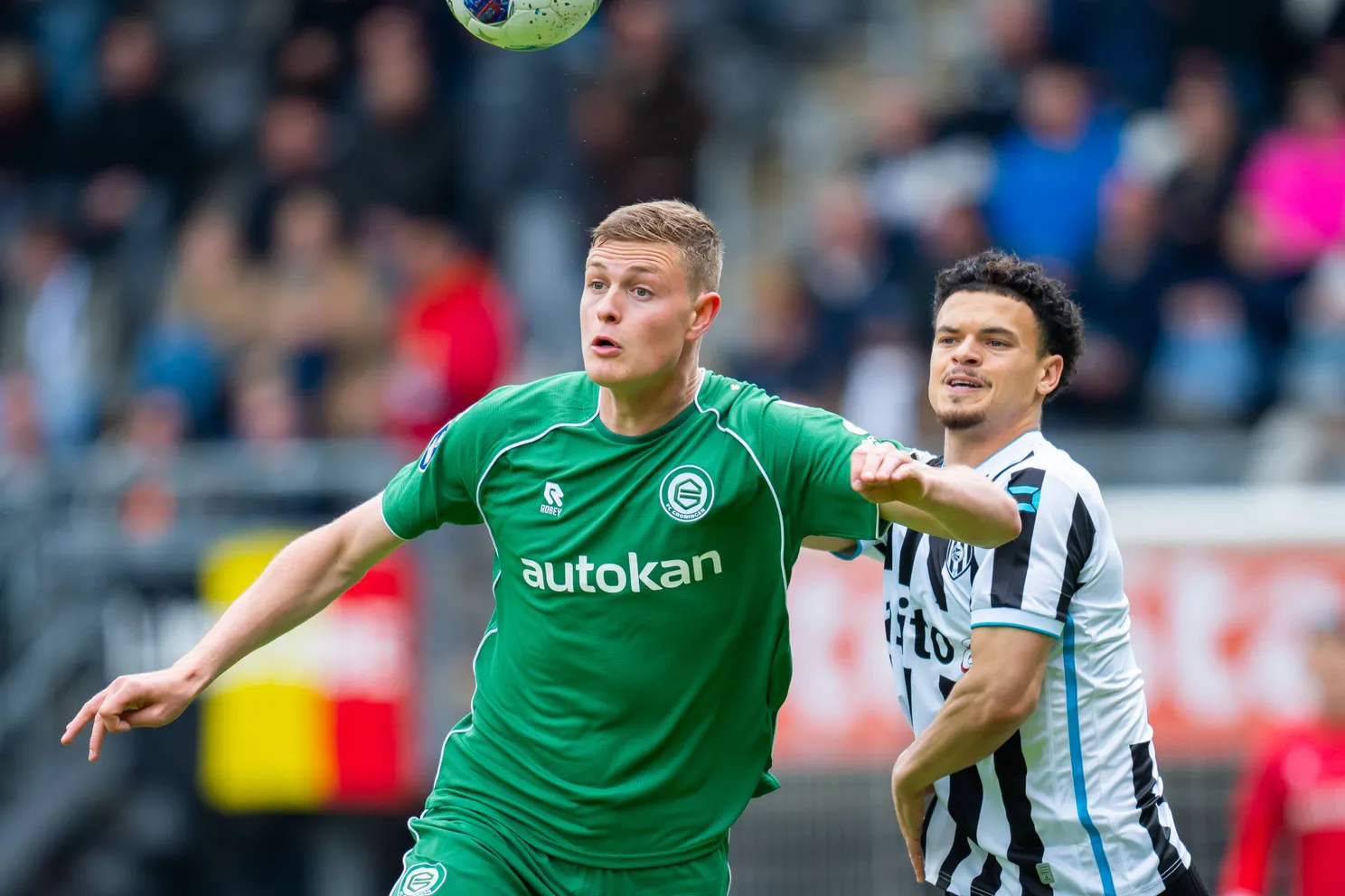 Rondom Ajax: Ajax-fans betreden veld na zege op FC Utrecht; politie ...