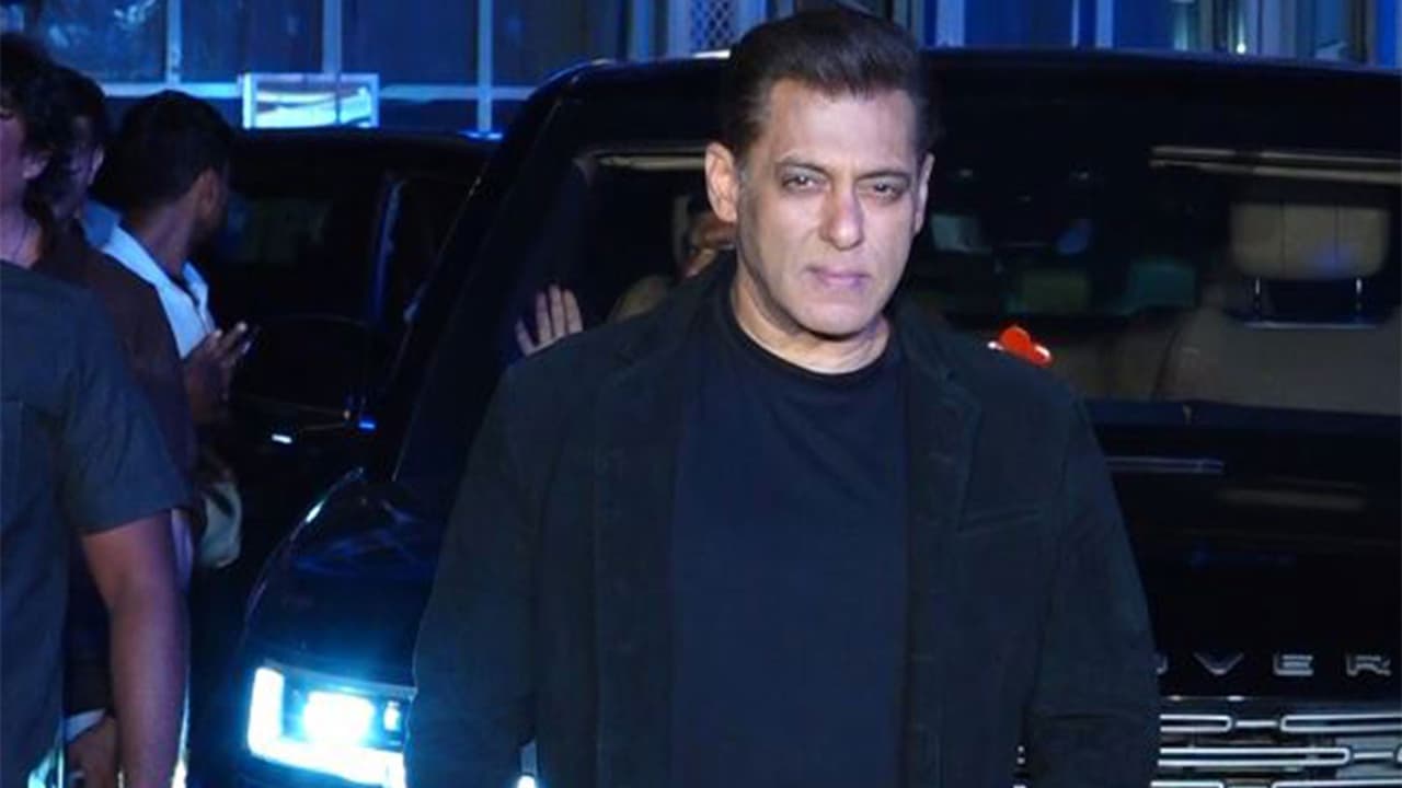 Salman Khan tells paps 'Zor se sorry bolo' after hospital incident