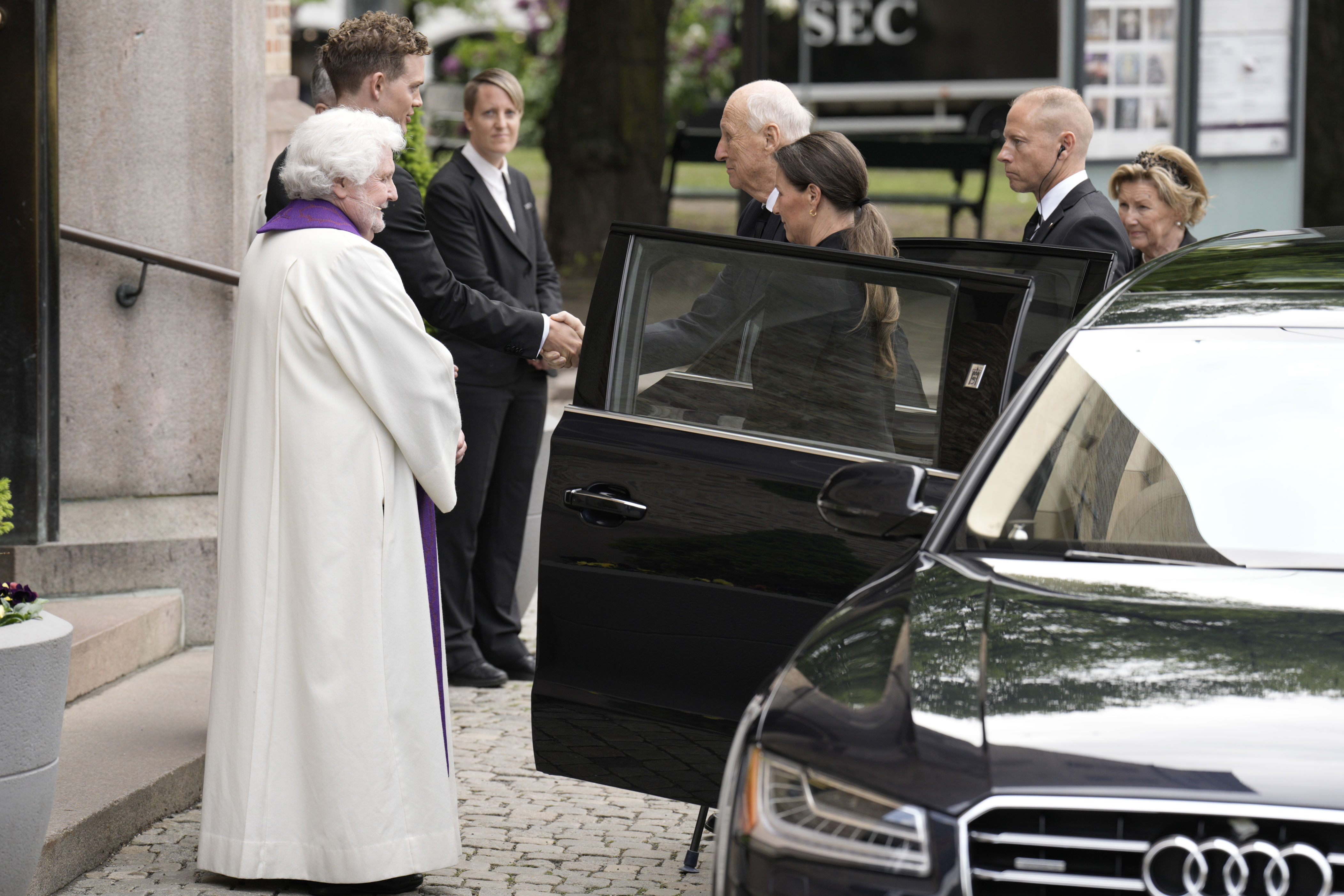 Kong Harald og dronning Sonja på plass i Oslo domkirke i Stein Erik ...