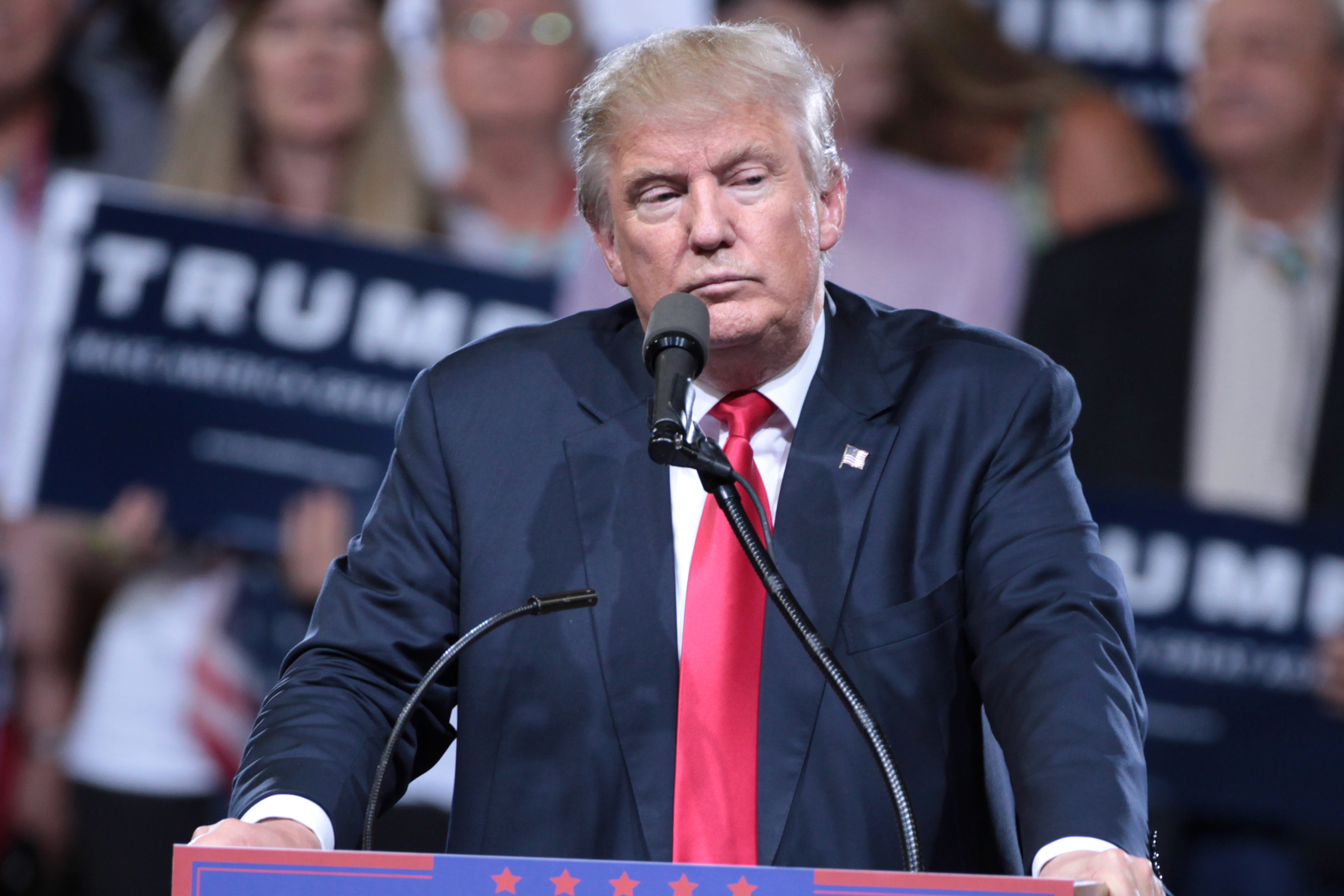 Caked in concealer: Donald Trump plasters 'swollen' and bruised hand in ...