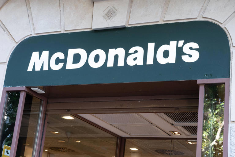 Une ancienne employée d’un McDonald’s distribue des frites « avec une ...