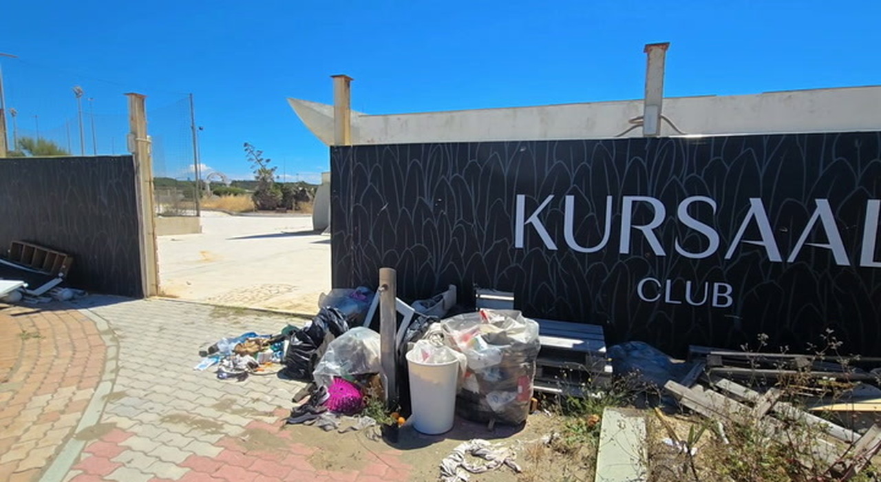 Ostia, dentro il Kursaal devastato da mareggiate e vandali: addio allo ...