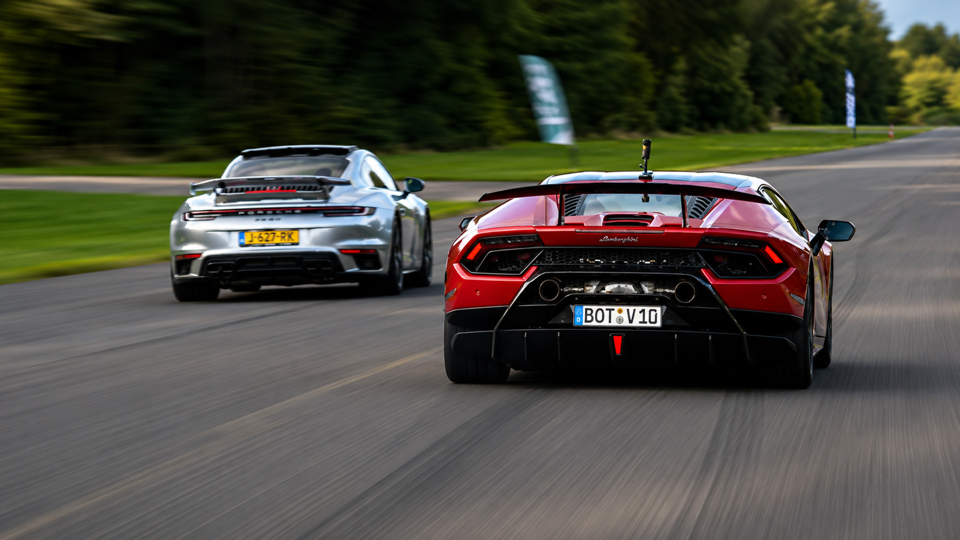 Who will win in this drag race? Porsche 992 or Lamborghini Huracán?
