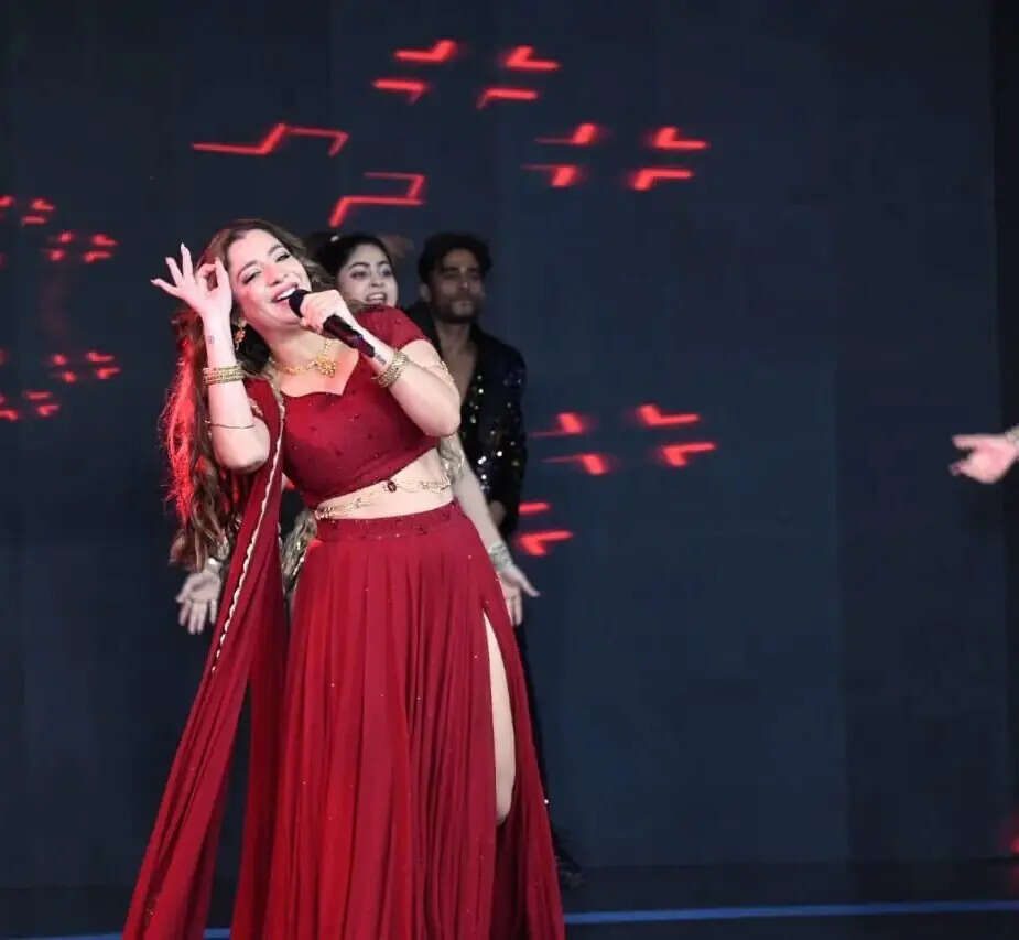 Jasmine Sandlas pauses Dehradun concert after barricade collapse, urges ...