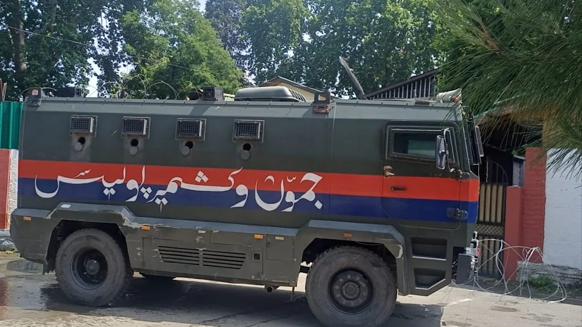 Authorities stop Mirwaiz, Sajad Lone from offering prayers at fathers ...