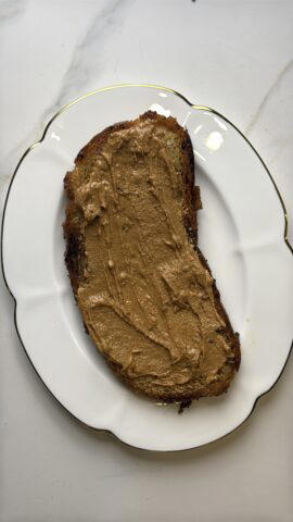 Toast caramellato con banana, burro di arachidi e cioccolato