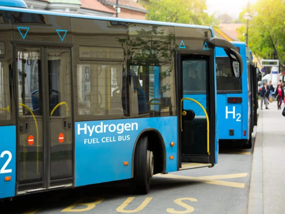Delhi launches new hydrogen buses that run 250 km in one refill ...
