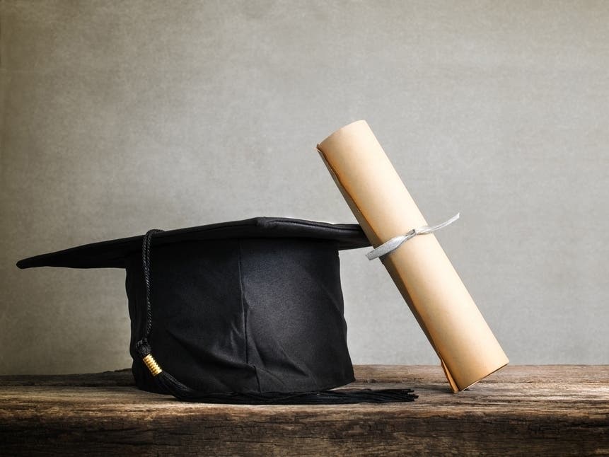 Twin sisters graduate as valedictorian, salutatorian from Tampa high school