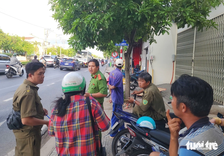 Tài xế xe ôm chết trong khi cự cãi với khách đi xe